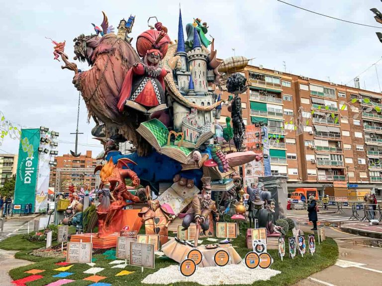 ¿De qué están hechas las Fallas? - Espacio y armonía